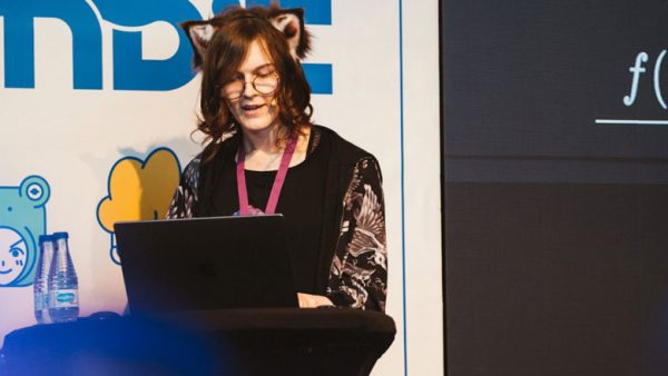 Freya Holmér: «En mi cabeza las matemáticas son preciosas y tienes que enseñarlas así» - AnaitGames